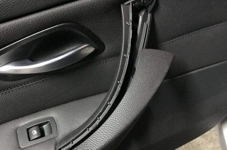 BMW 320i 左リアドアパネル取り外し。